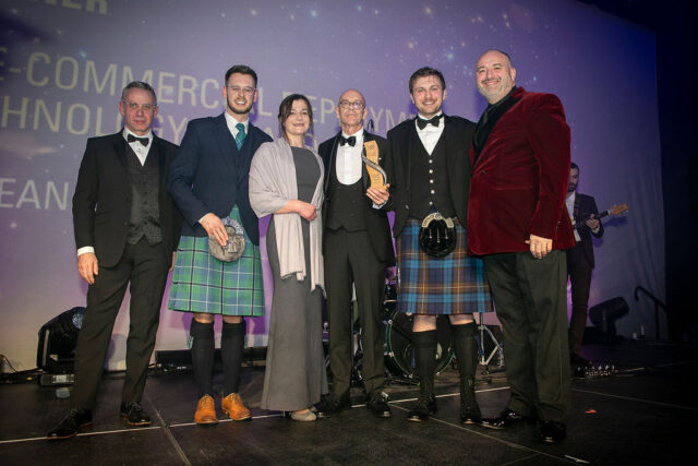 Mocean's Blue X wins OAA award - Mocean Energy